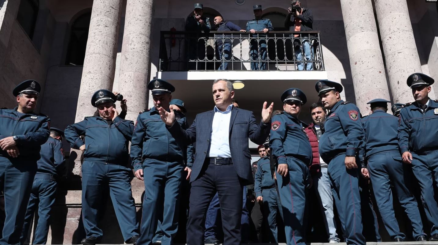 Artsakh Leader Faces Protests In Yerevan - Oragark